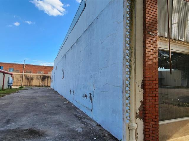 108 E Commerce
