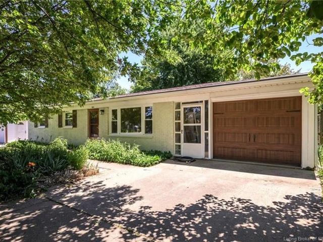 108 E Flamingo Dr, Clarksville, IN 47129