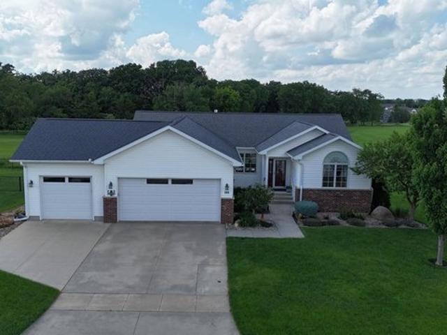 108 Eagle Ridge Dr, Waverly, IA 50677