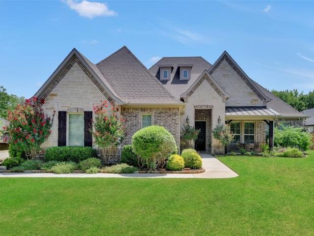 108 Falcon Crest Dr, Kennedale, TX 76060