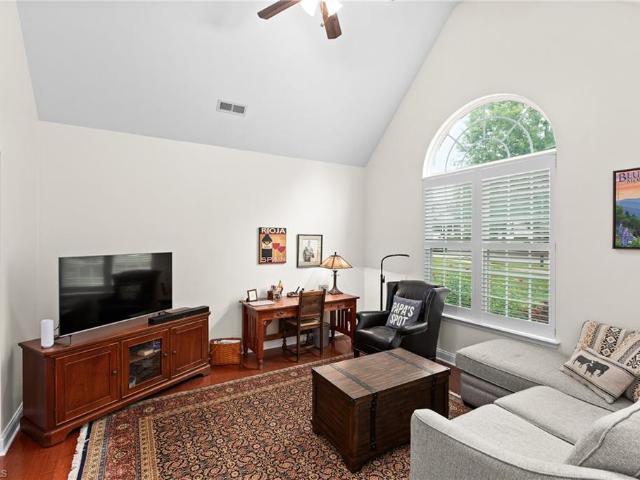 108 Lakepoint Drive