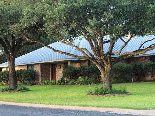 108 Meadow Dr, Schulenburg, TX 78956