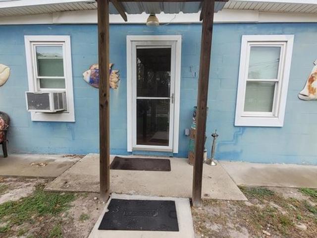 108 N Hood St, Rockport, TX 78382
