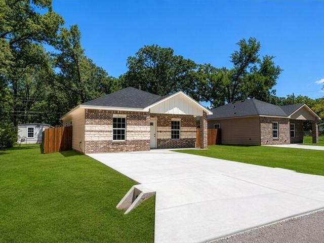 108 Navajo Dr, Mabank, TX 75156