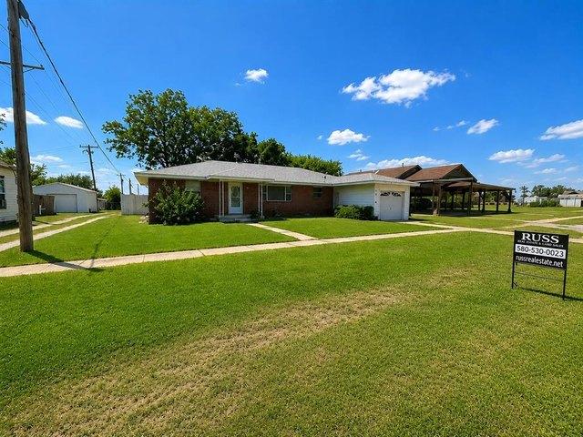 108 S 6th St, Sentinel, OK 73664