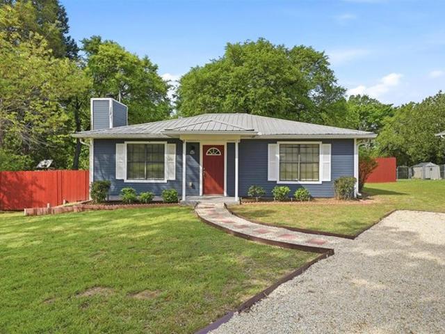 108 San Chez Dr, Lake Kiowa, TX 76240