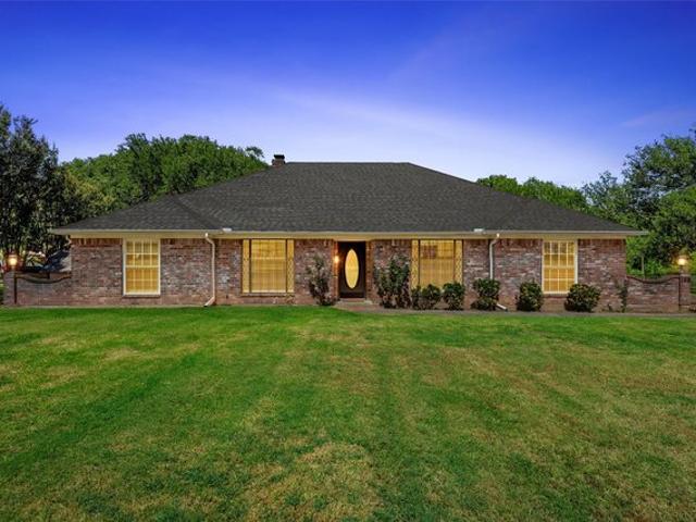 108 Spring Creek St, Lacy Lakeview, TX 76705