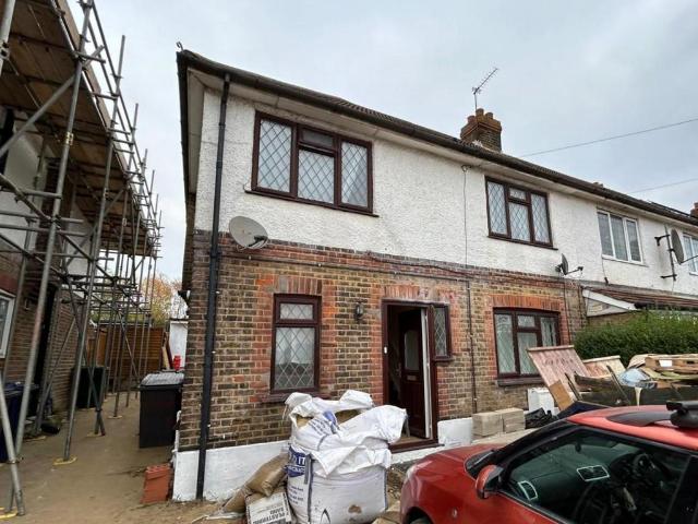 108 Sturgess Avenue Hendon, NW4 3 bed semi detached house to rent £2,400 pcm £554 pw