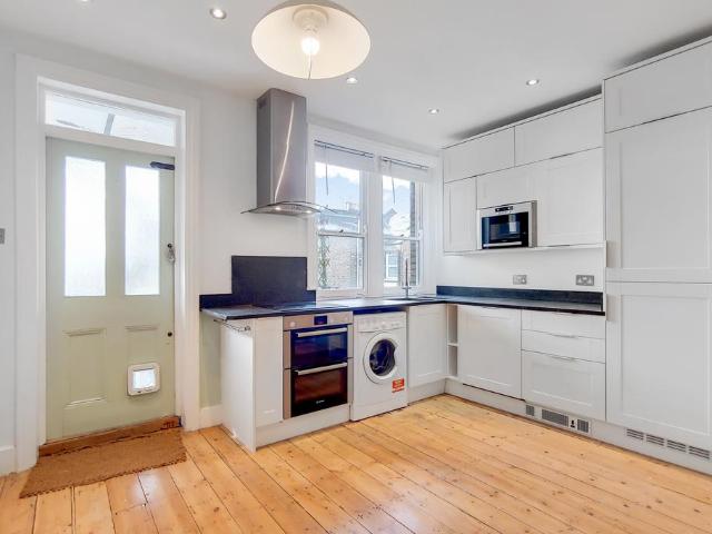 108, Streatham High Road, London, SW16 4 bed flat to rent £3,000 pcm £692 pw