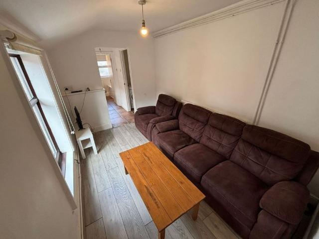 108 Paget Street Off Street Parking & 4 Huge Doubles Loughborough