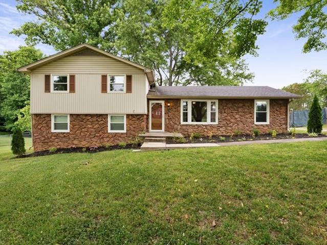 108 W Circle Dr, Burns, TN 37029