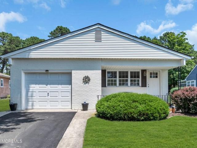 108 Torrey Pines Dr, Toms River, NJ 08757