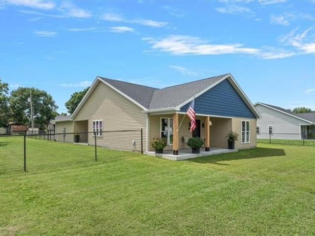108N E North 2nd St, Findlay, IL 62534