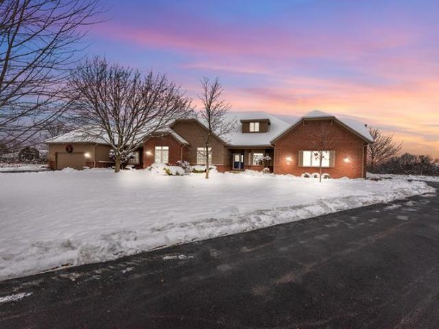 10946 N Essex Dr, Mequon, WI 53092