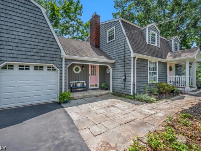 1094 Cambridge Ln