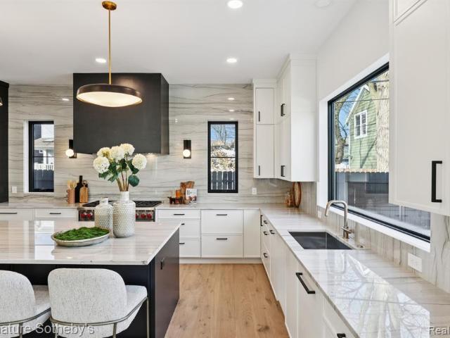 1094 Lincoln Court