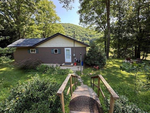 1094 River Dr, Franklin, PA 16323