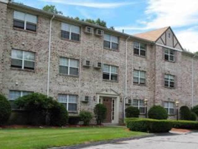 $1095 / 2br LARGE 2 BEDROOM WITH HEAT AND HOT WATER INCLUDED!LANDSCAPED GROUNDS! 290 Berlin Street, Clinton, MA