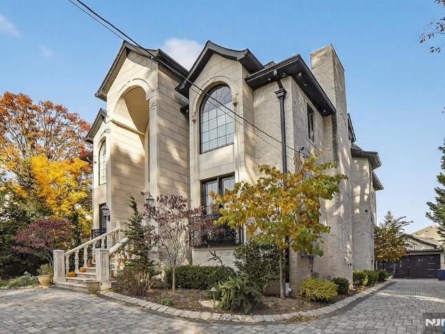 1096 Briar Way