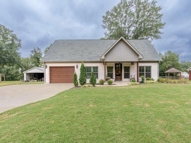 1096 Rain Tree Dr, Tuscumbia, AL 35674