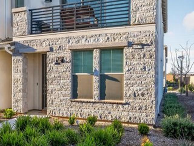 10970 N Honeysuckle Dr, Fresno, CA 93730