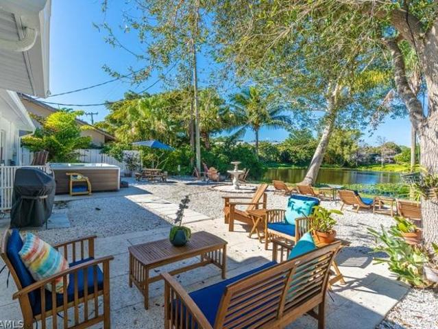 1097 N Alhambra Cir, Naples, FL 34103