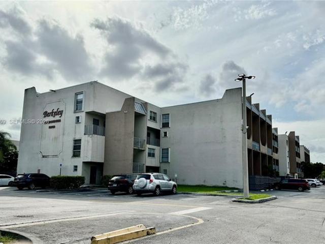 10900 SW 104th St Apt 303, Miami, FL 33176