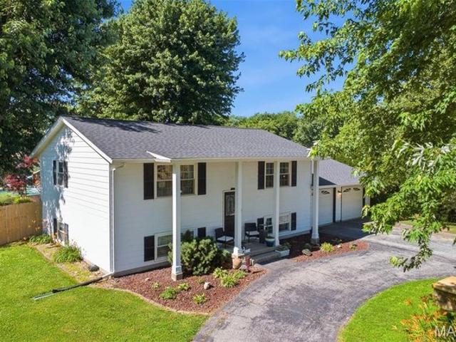 10904 Lake Rd, Highland, IL 62249
