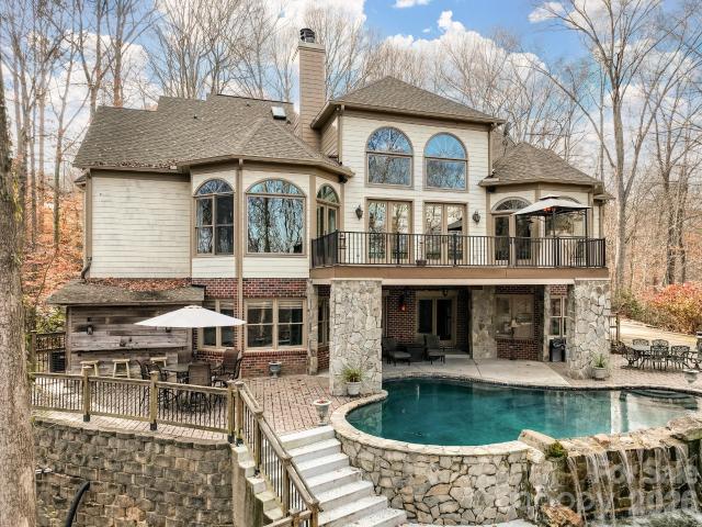 1090 N Saunders Drive