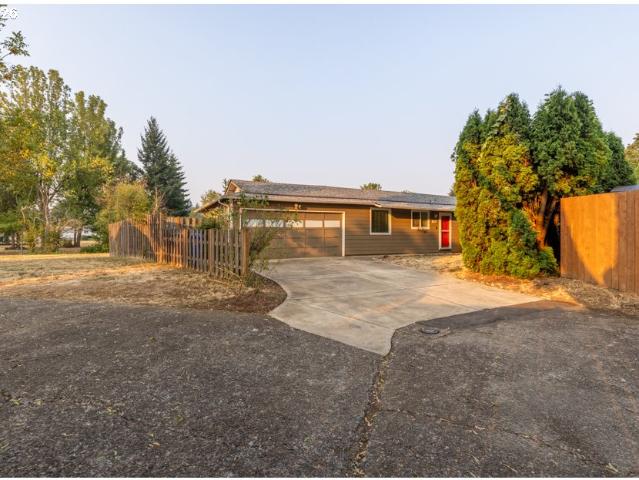 1090 denise st se