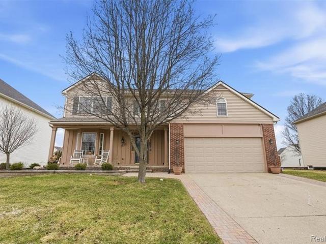 1090 Polo Dr, South Lyon, MI 48178