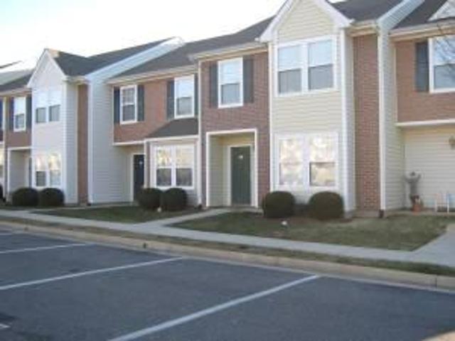 $1090 / 2br 1451ft² 2BR w/Den! New Carpet 22406