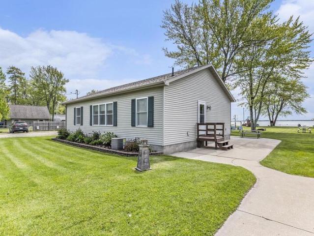 10913 E Houghton Lake Drive, Houghton Lake, MI 48629