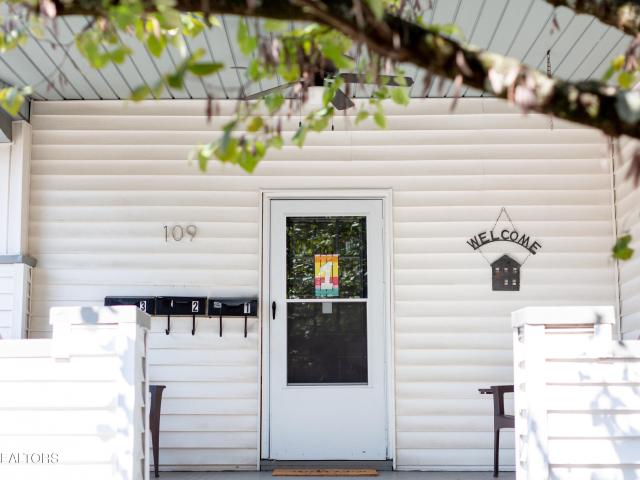 109/115 E Glenwood Ave