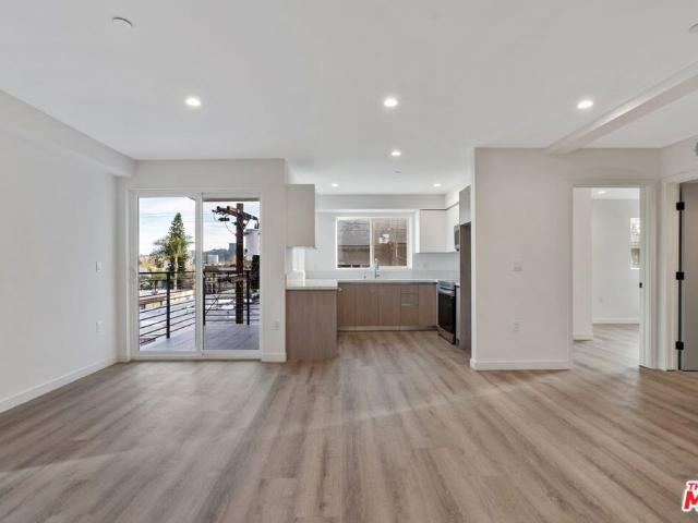 10918 Camarillo Street 403