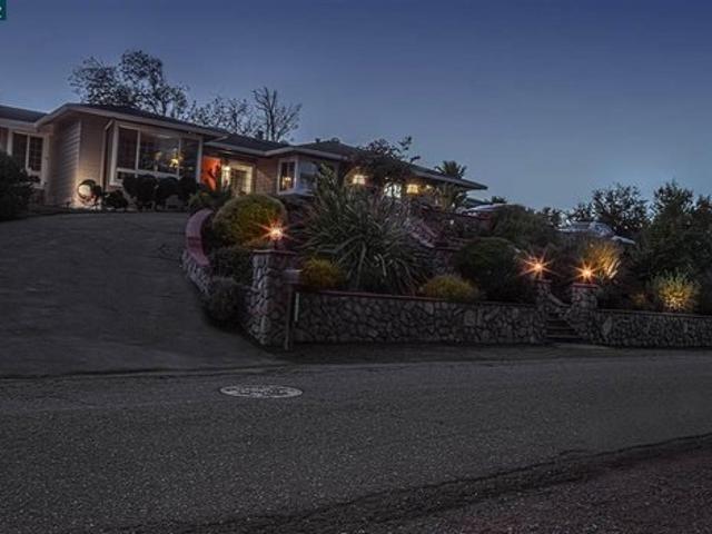 10921 Ettrick St, Oakland, CA 94605