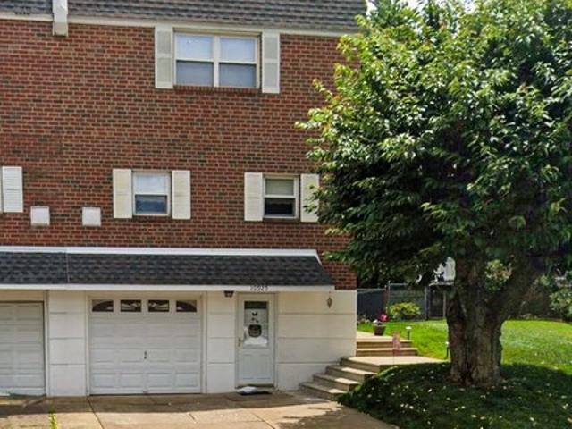 10925 Lockart Rd, Philadelphia, PA 19116