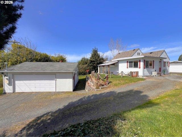 1092 Lewis St, North Bend, OR 97459