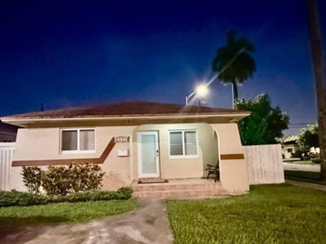 1092 W 32nd St, Hialeah, FL 33012