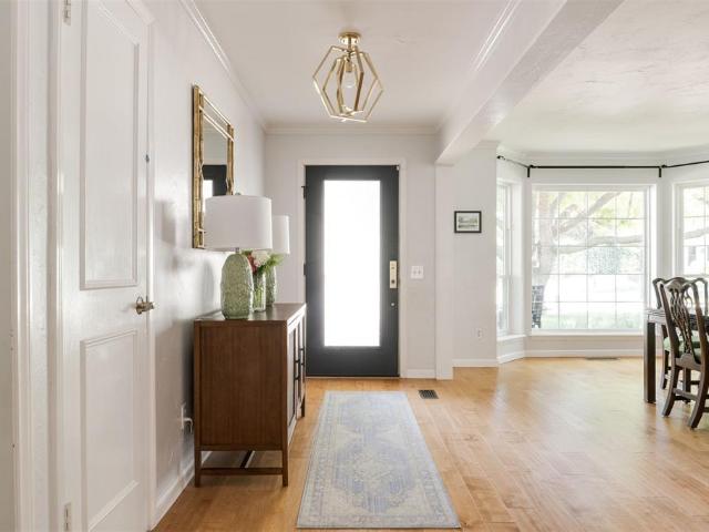 10933 Maple Grove