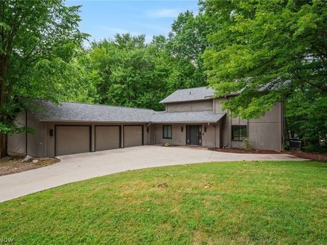 10934 Fawn Meadow Ln, Strongsville, OH 44149