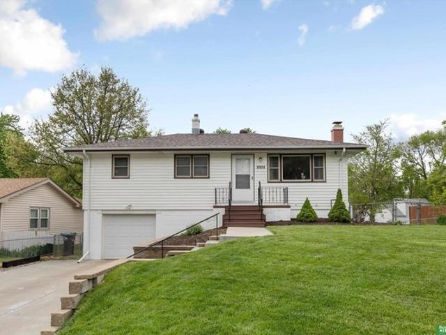 10934 Prairie Village Dr, Omaha, NE 68144