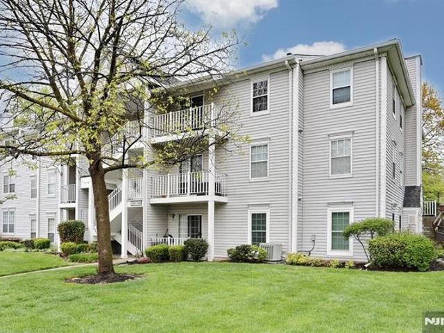 1093 Ash Dr, Mahwah, NJ 07430