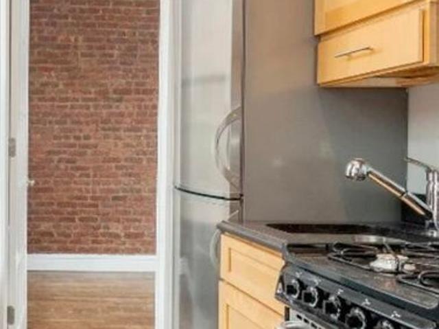 #1093 Bright 2 bed/1 bath in the heart of the East