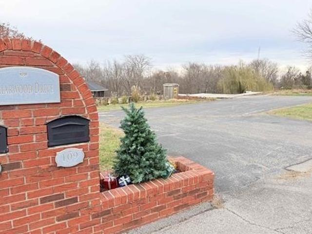 109 Briarwood Dr, Marion, KY 42064