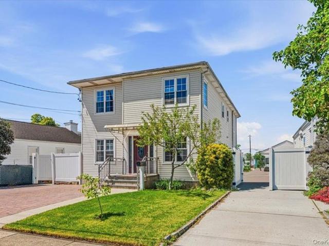 109 Gordon Ave, Westbury, NY 11590
