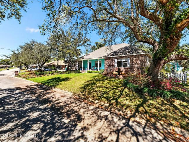 109 E Azalea Drive