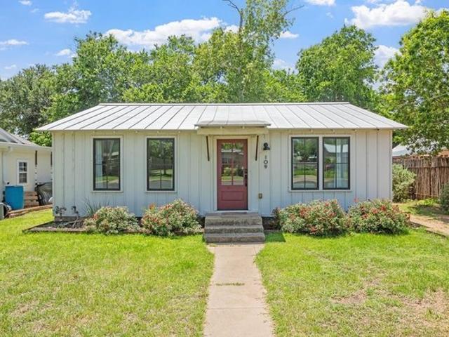 109 E Centre St, Fredericksburg, TX 78624