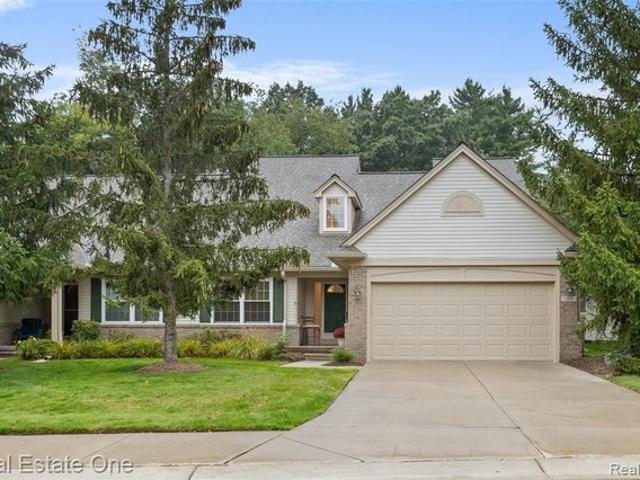 109 Four Seasons Dr, Lake Orion, MI 48360