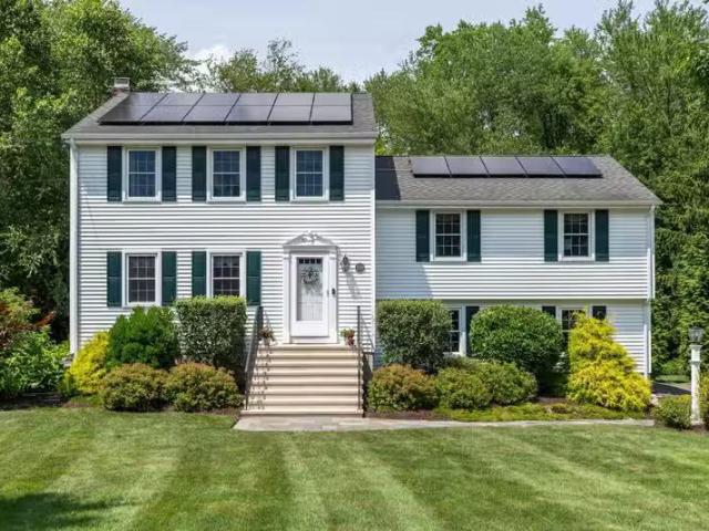 109 HEYWOOD DR, GLASTONBURY, CT 06033 Single Family Residence.
